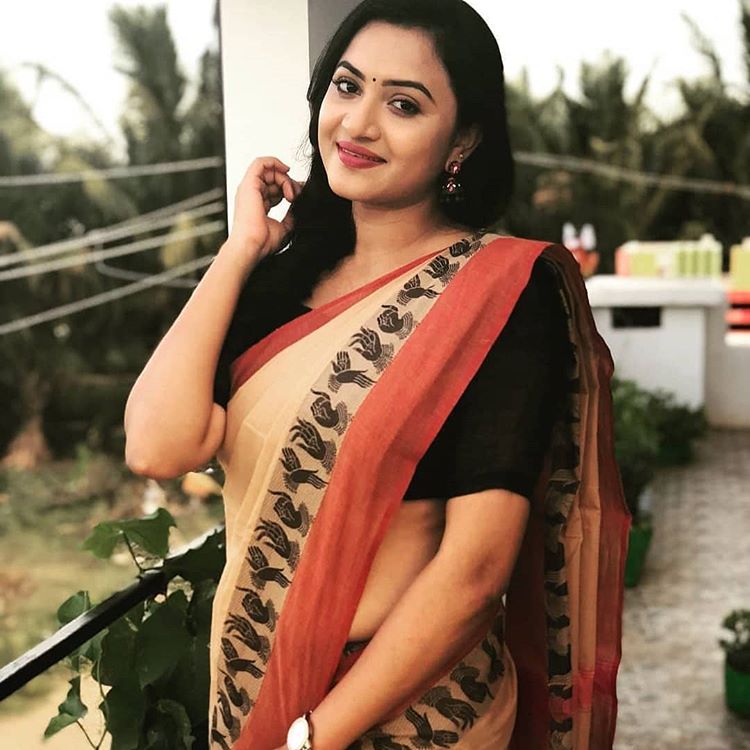 Janani Ashok kumar latest saree photos | Indian Filmy Actress