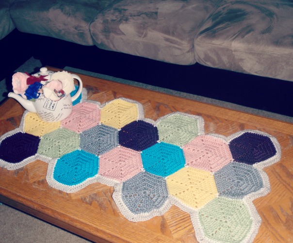 meet.make.laugh.: meet.make.crochet-along: hexagon table runners.
