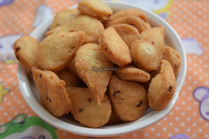 Herbs & Spices Mathri | Italian Mathi Recipe | Diwali Snacks | Magic of ...