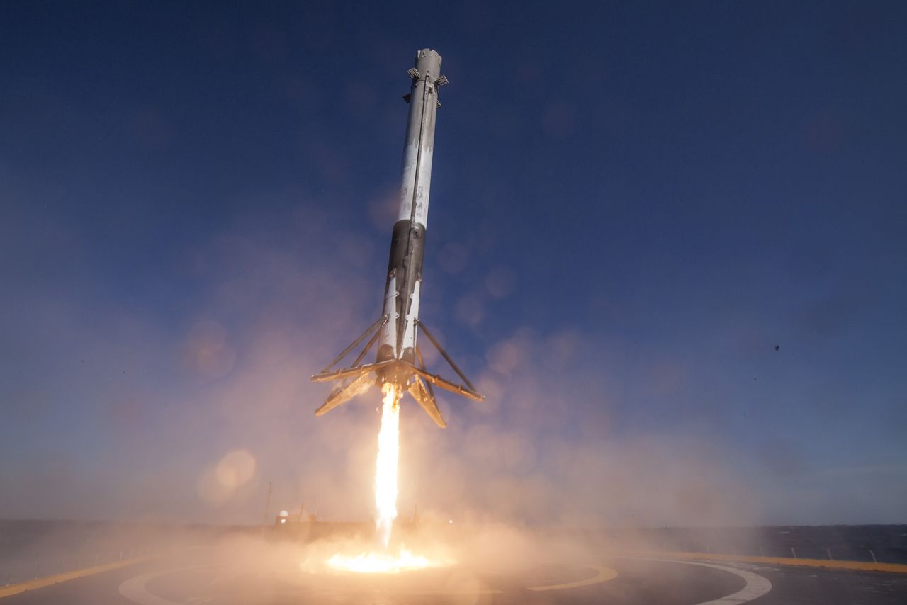 Spacex will land three first stage boosters of Falcon Heavy and Elon ...