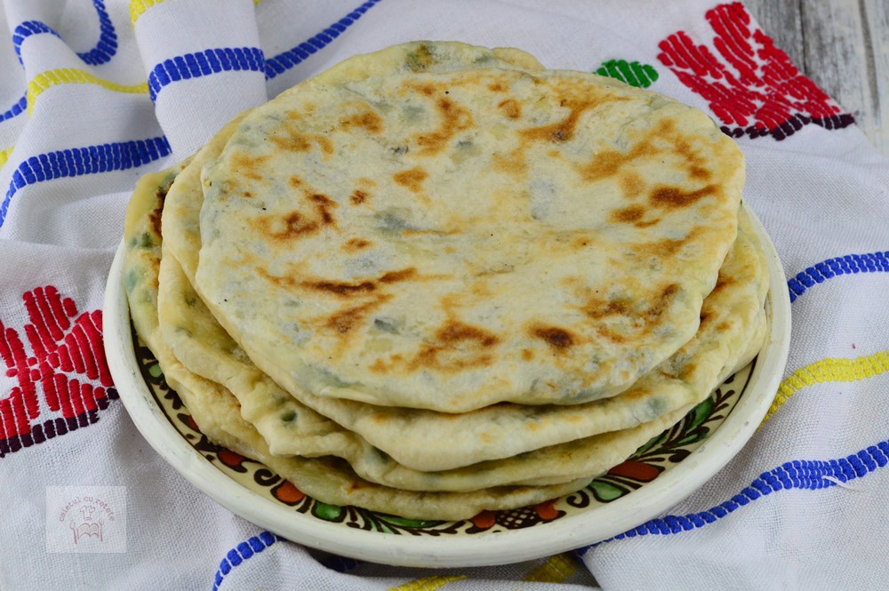 Placinte pe lespede, cu branza si ceapa verde - CAIETUL CU RETETE