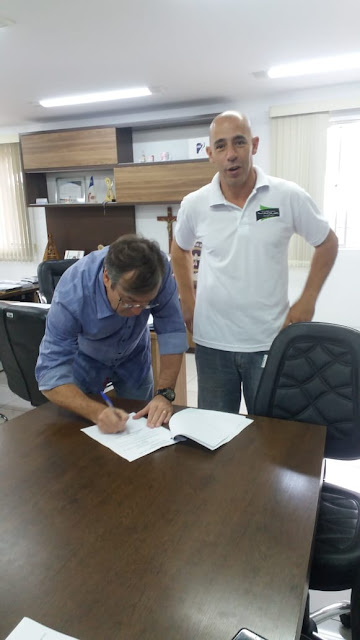 Doutor Adriano Moreno Assina Lei Que Transforma Loteamento Colina Do