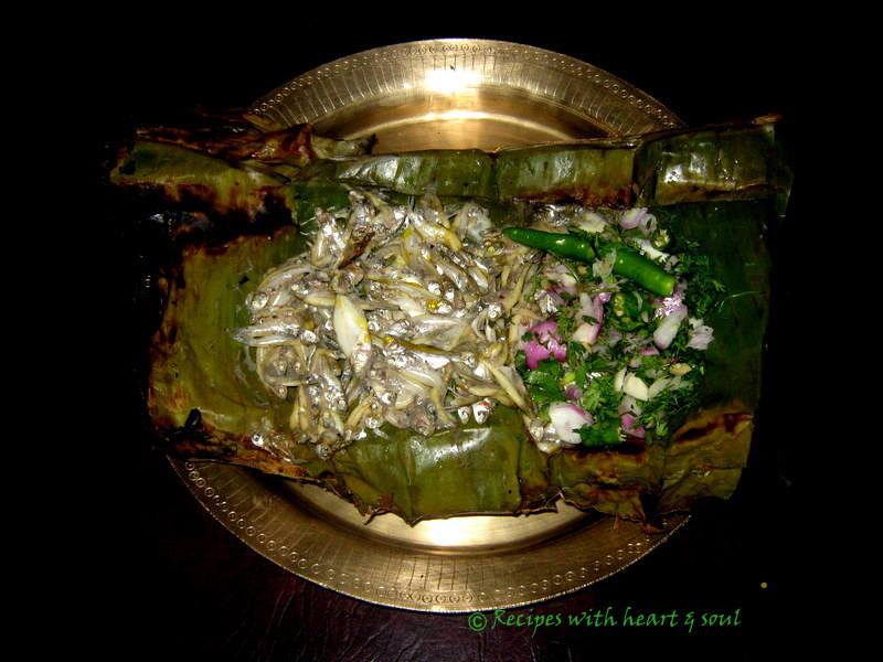 Assamese Recipes: Mua Maas Patot Dia .....( Mua fish cooked in Banana ...