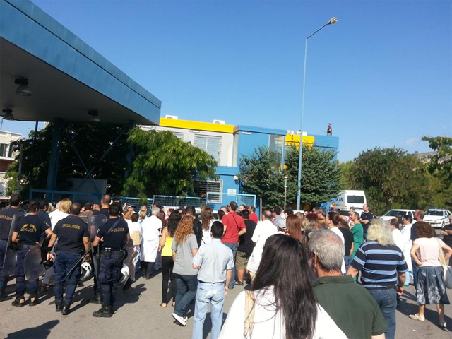 Χτυπήματα, νερά και καφέδες εναντίον του Άδωνι Γεωργιάδη από αριστερούς ...
