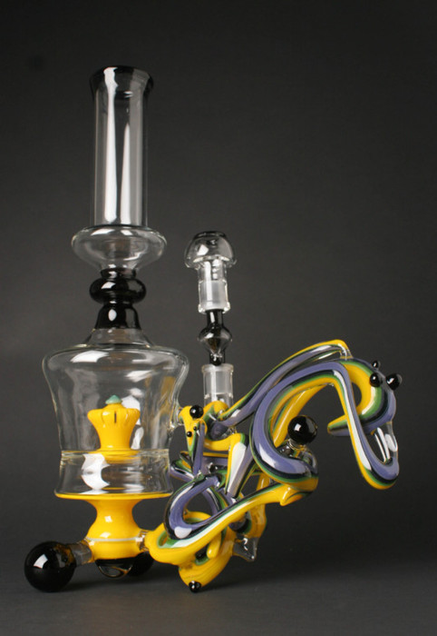 Awesome Pipes: Crazy Twisty Glass Bong