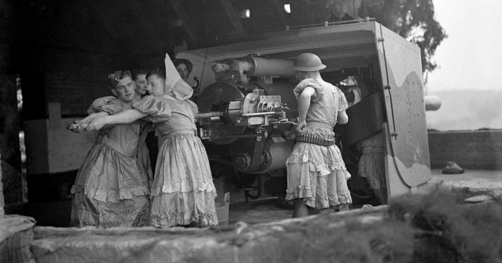 Rare Photographs Reveal British Soldiers Manning Anti-Aircraft Guns in ...