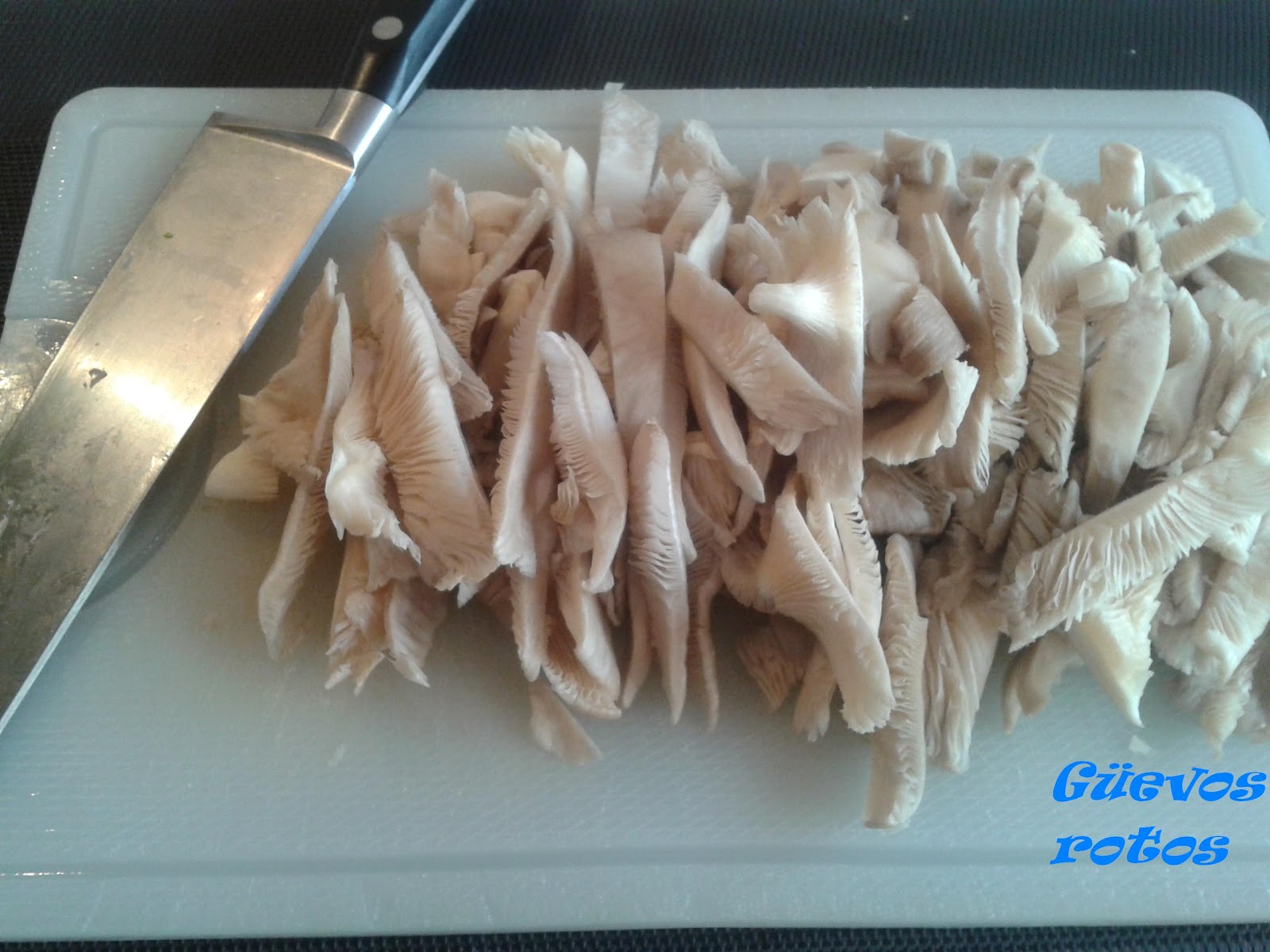 Güevos Rotos: FLAMENQUIN DE SECRETO IBERICO, RELLENO DE CHANTARELLA, AL ...