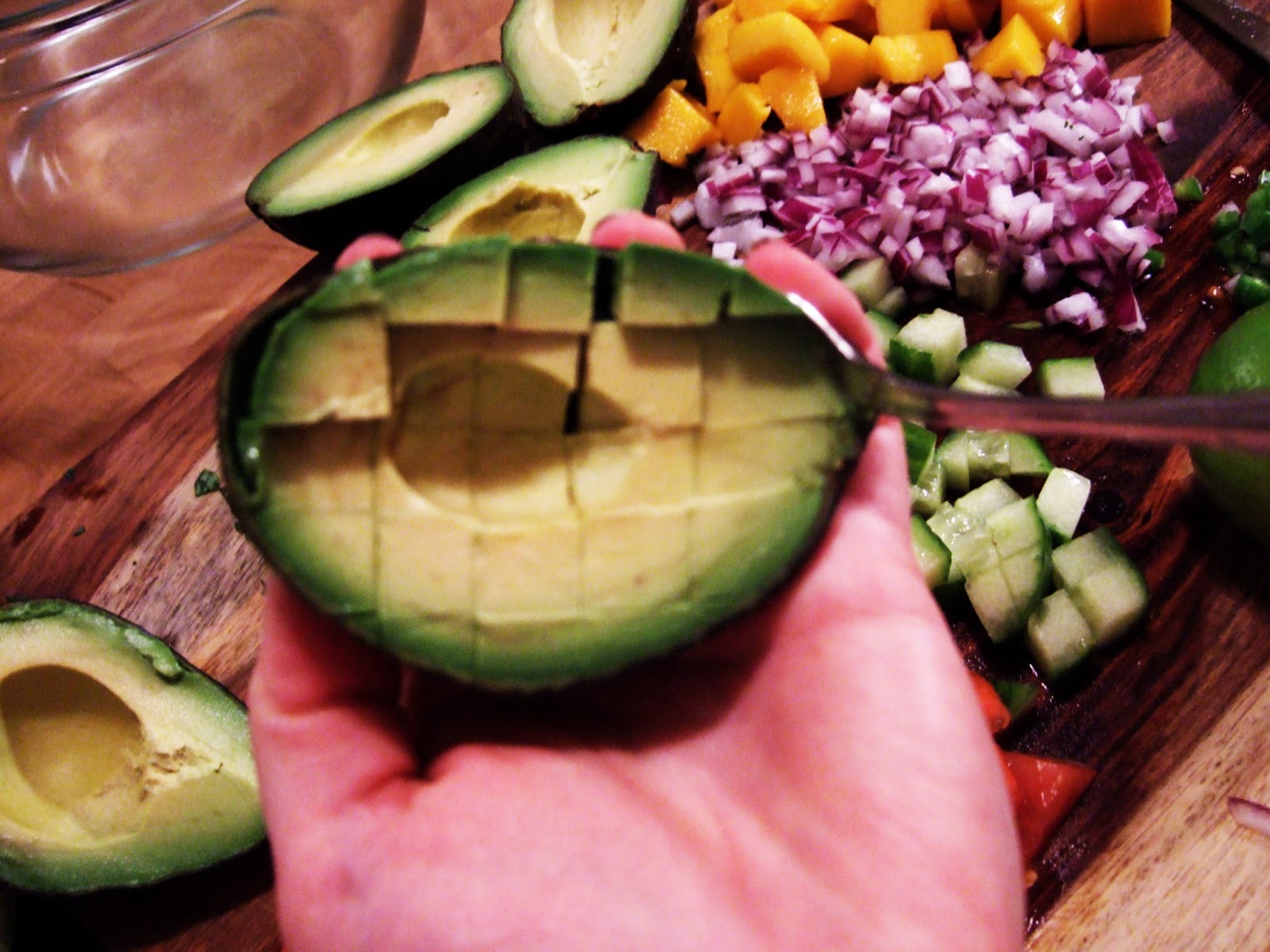 Raw Recipes: AVOCADO MANGO SALSA BOATS!
