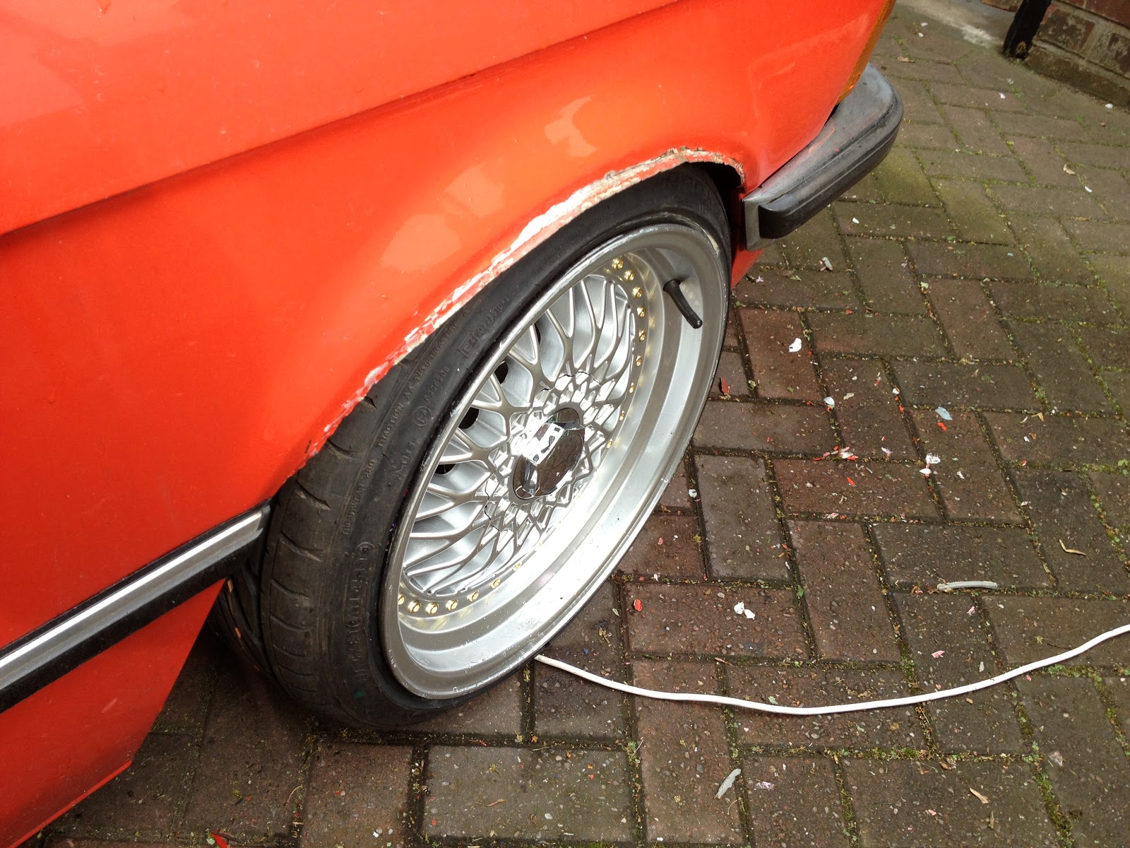 Beemer Lab: E21 316: Front wheels fitted - the easy part.