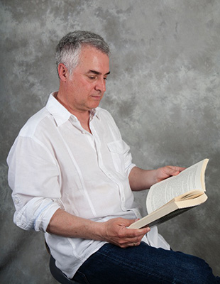 MALETA DE LIBROS: Julio Cesar Cano: «La literatura es y debe ser una ...