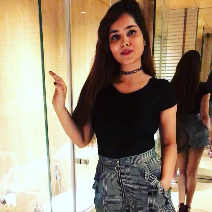 Amazing Singer Shraddha Sharma Stunning Photos Wallpapers