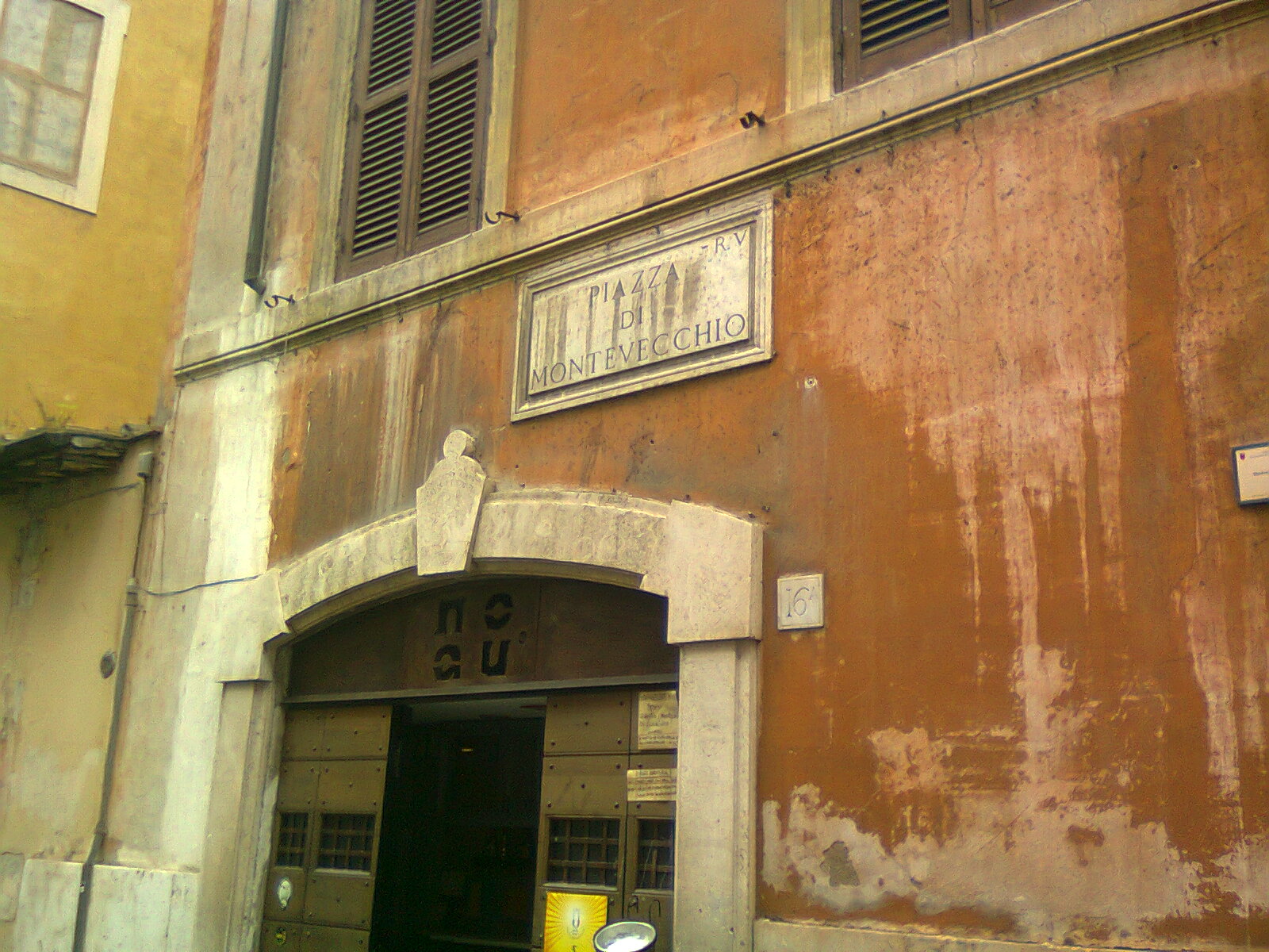 In bici per Roma: Luoghi del cuore11: piazza e vicolo di Montevecchio.