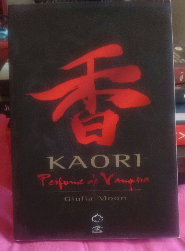 Vagando Entre Estantes: Resenha: Kaori: perfume de vampira – Giulia Moon