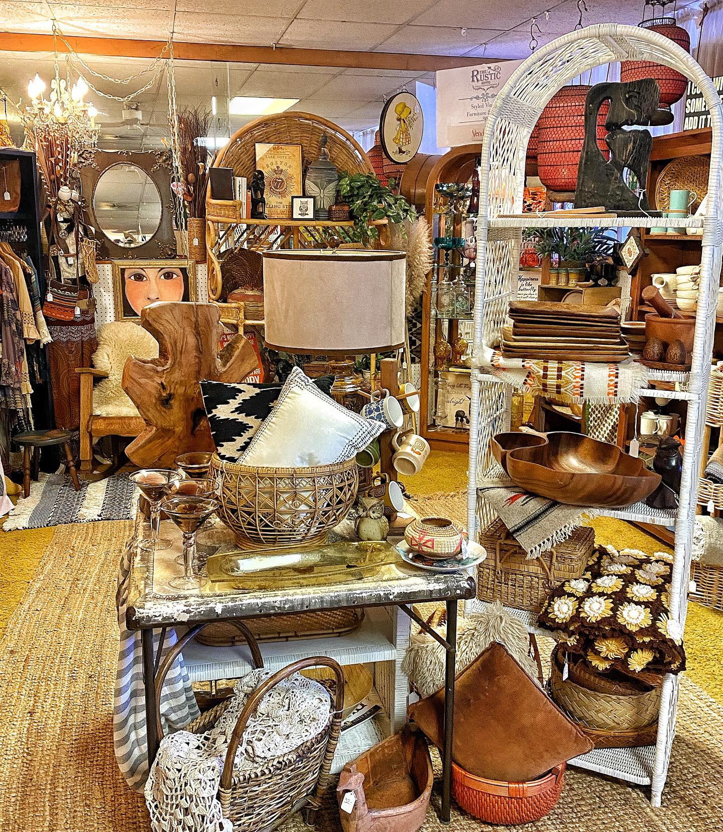 Vintage Dealer Interview= The Rustic Hippo - Booth Crush