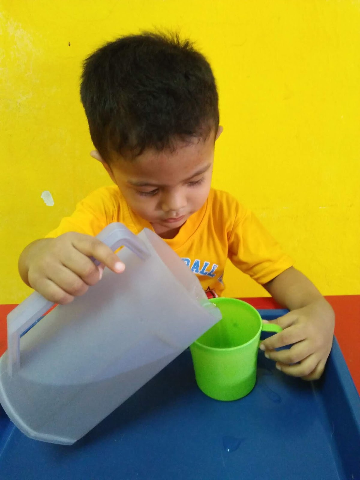 Taska Ummi Ida: Aktiviti 3 Tahun : Aktiviti Menuang Air Ke Dalam Cawan
