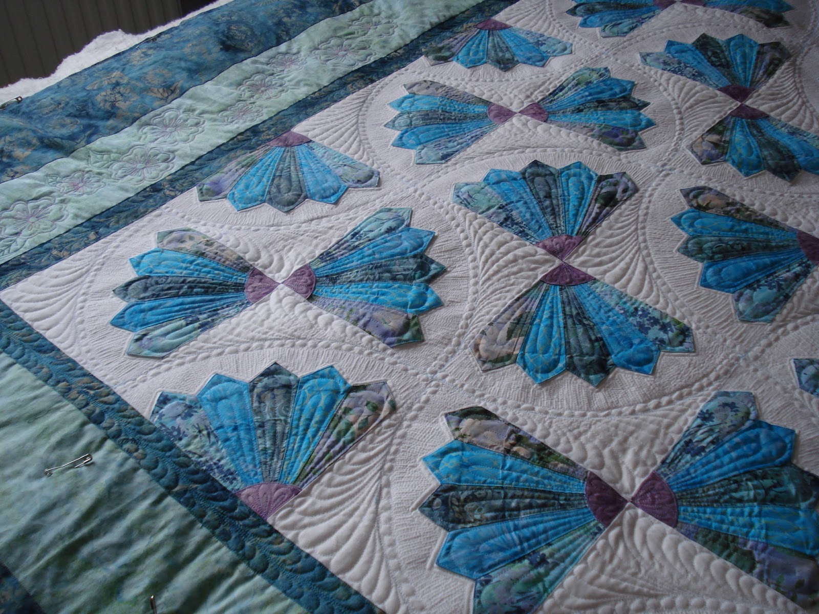 The Nifty Stitcher: Grandmother's Fan Quilt - The Quilting