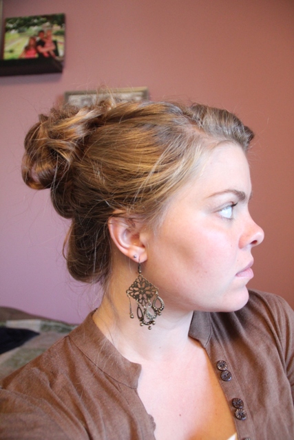 Java Mamma: Casual messy-bun hairstyle