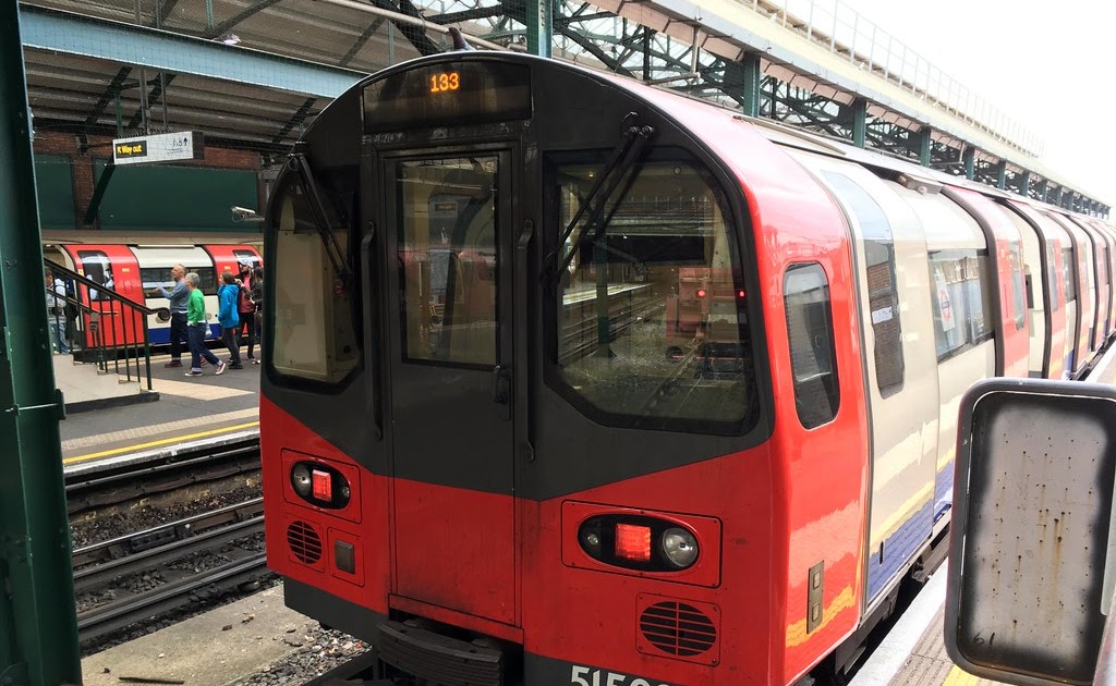 British Diesels and Electrics: London Underground 1995 Tube Stock