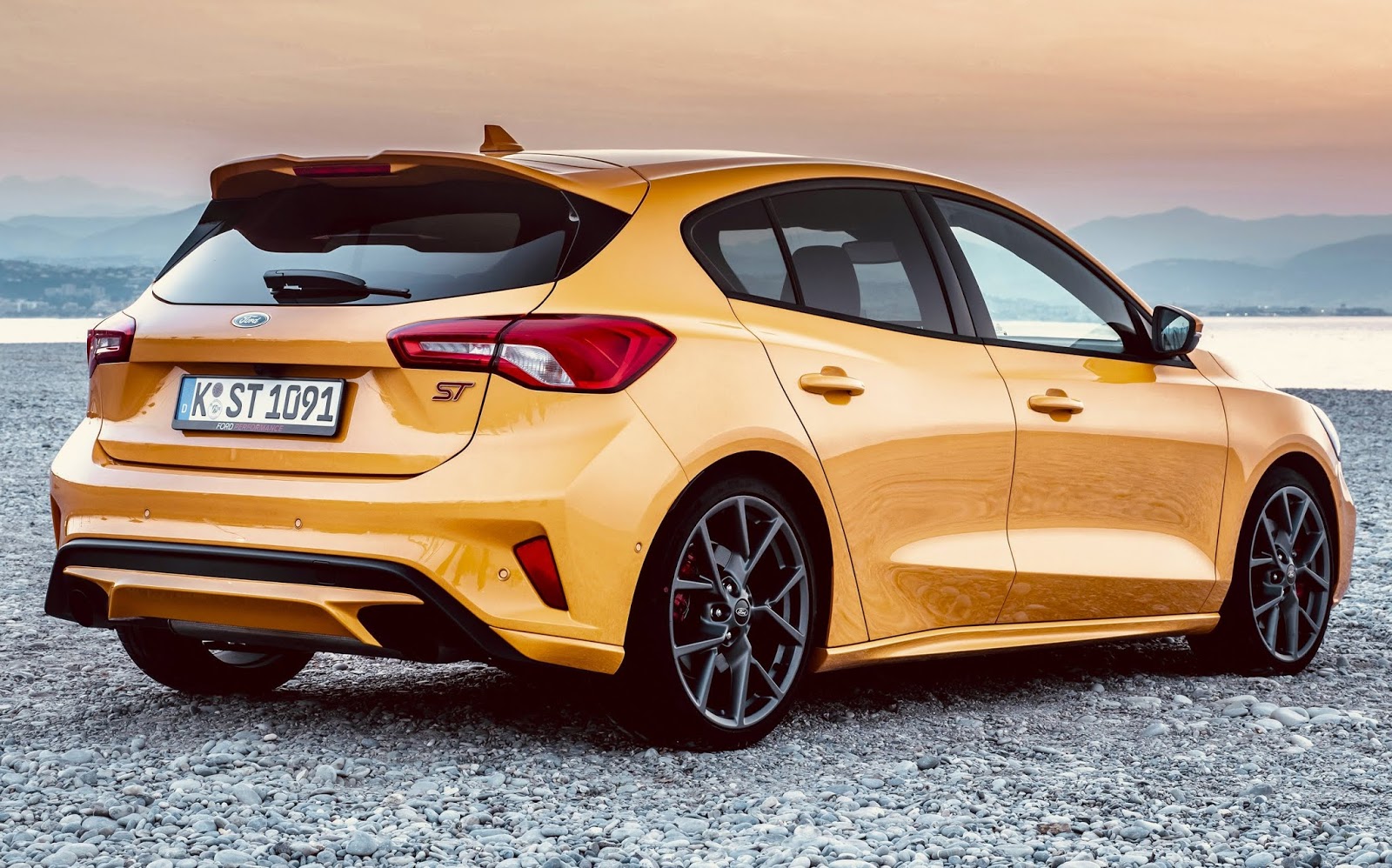 Ford Focus ST chega à Europa em versões hatch e state