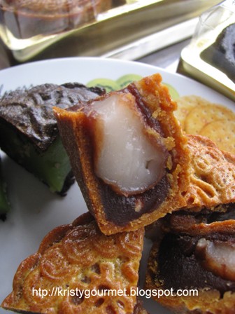 Traditional Baked Mooncake With Mochi Filling @ 传统广式月饼