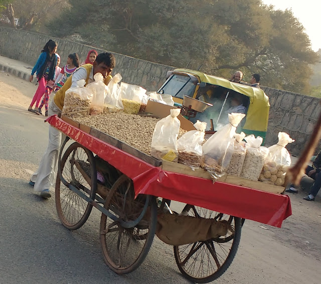 Footloose in India: Delhi's most awaited Moongphali Wala's (Peanut Vendor)
