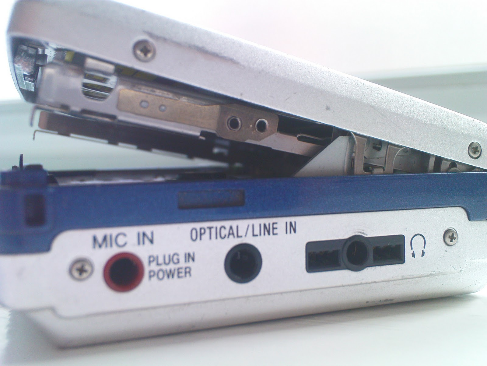 Pictures of things I have/had: Sharp MD-MT15, portable minidisc recorder