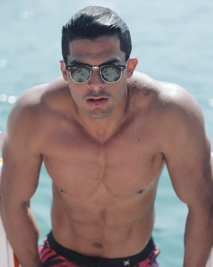 Jonathan Fierro, Totalmente Desnudo