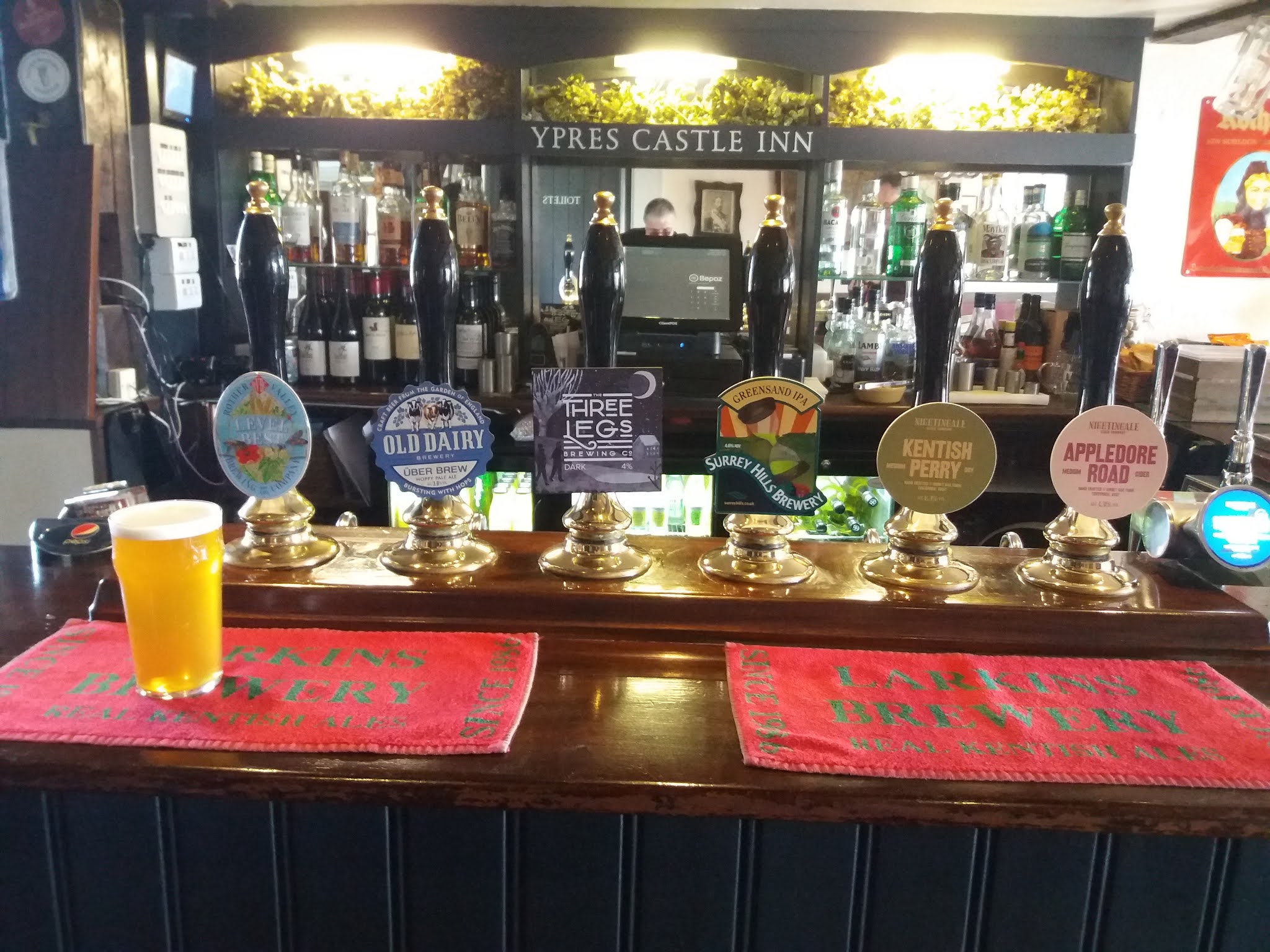 Paul's Beer & Travel Blog: Pulling a pint, or pouring a pint?