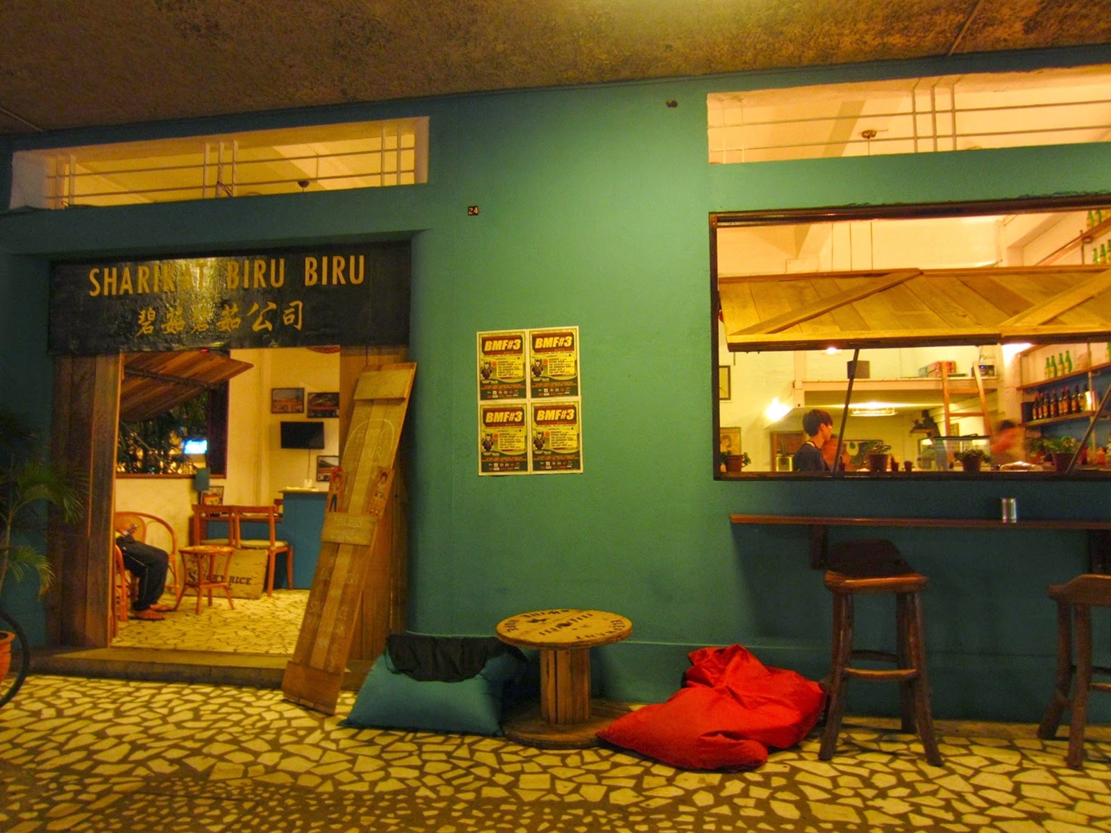 kEv!n: Biru Biru Cafe, Borneo Backpackers @ Kota Kinabalu