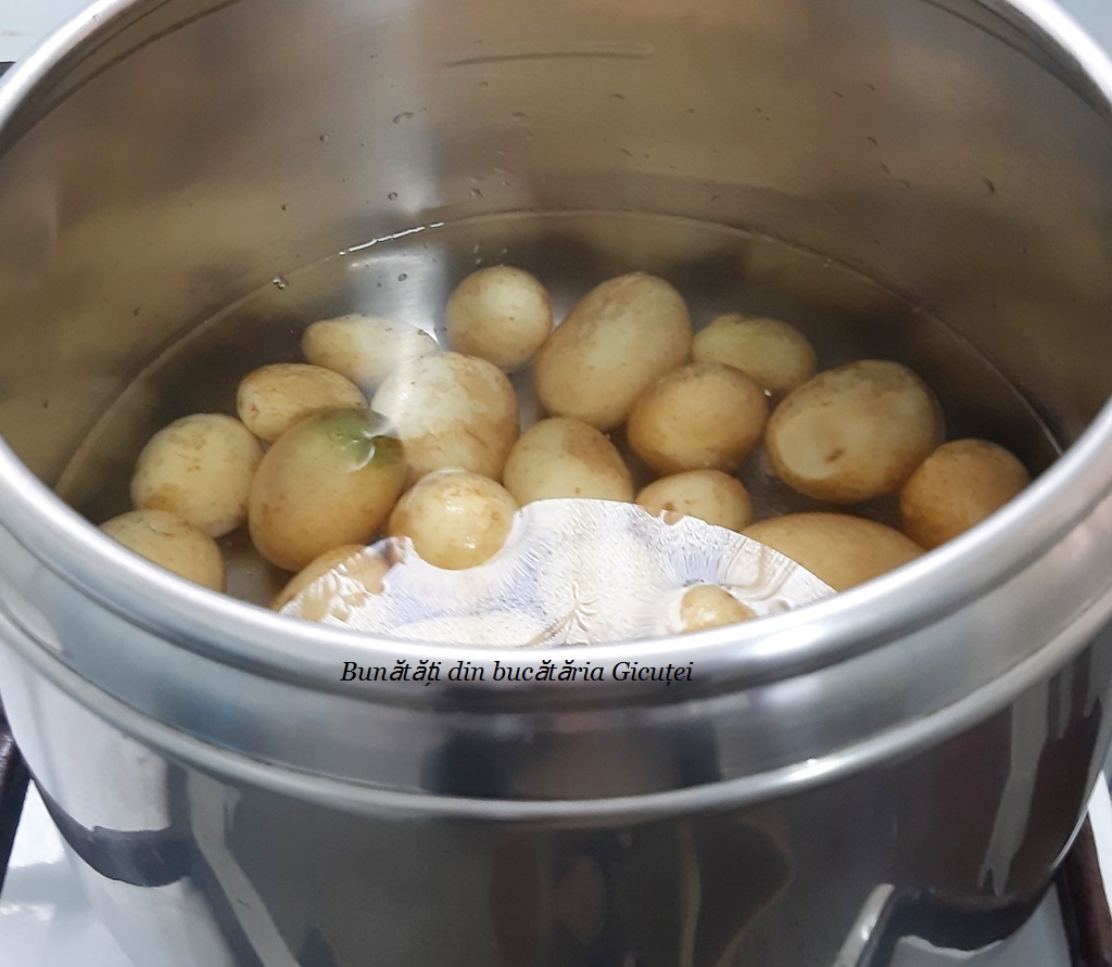 Cartofi noi fierti si rumeniti in cuptor - Bunătăți din bucătăria Gicuței