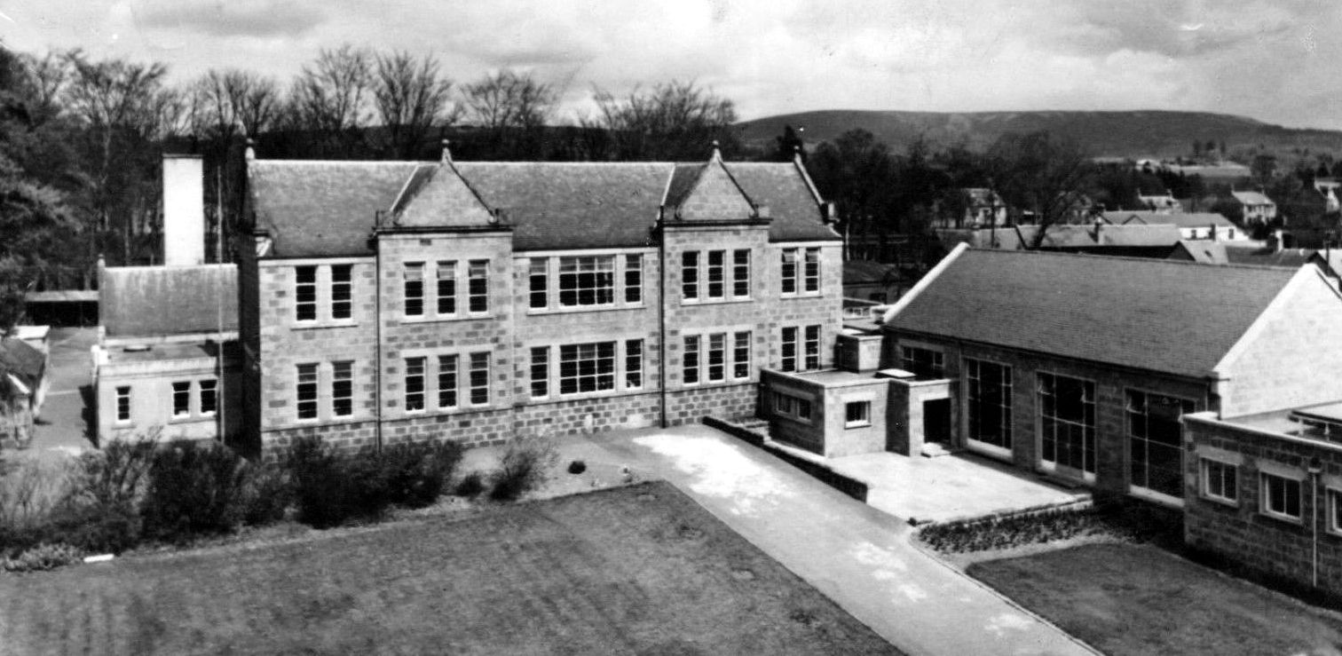 Tour Scotland: Old Travel Blog Photograph School Torphins Scotland