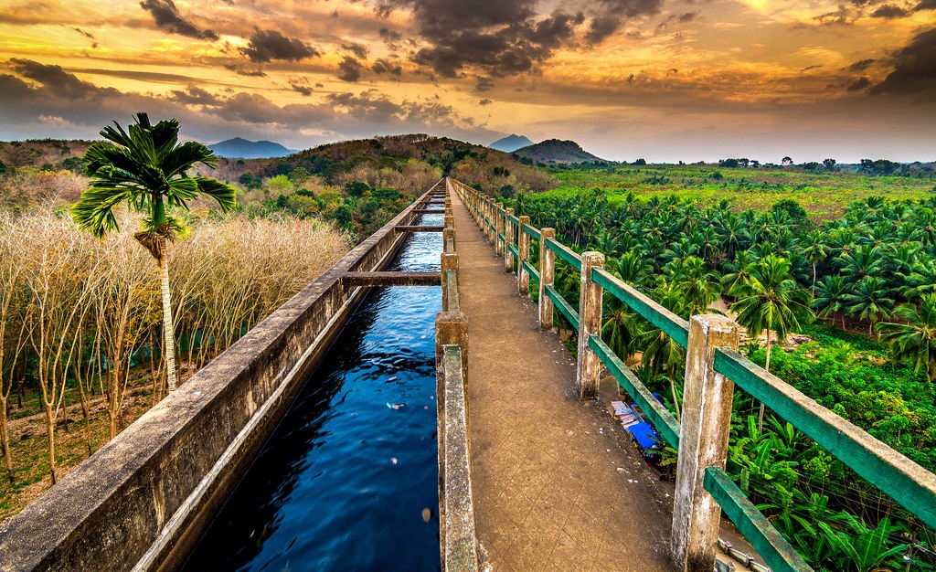 Tamilnadu Tourism: Mathur Aqueduct, Kanyakumari