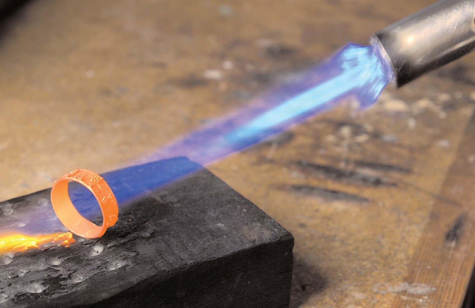 Lorena Angulo: Color, Texture & Casting for Jewelers by Carles Codina