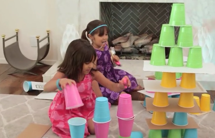 Retos y juegos con vasos plásticos reciclados, para fiestas y celebraciones