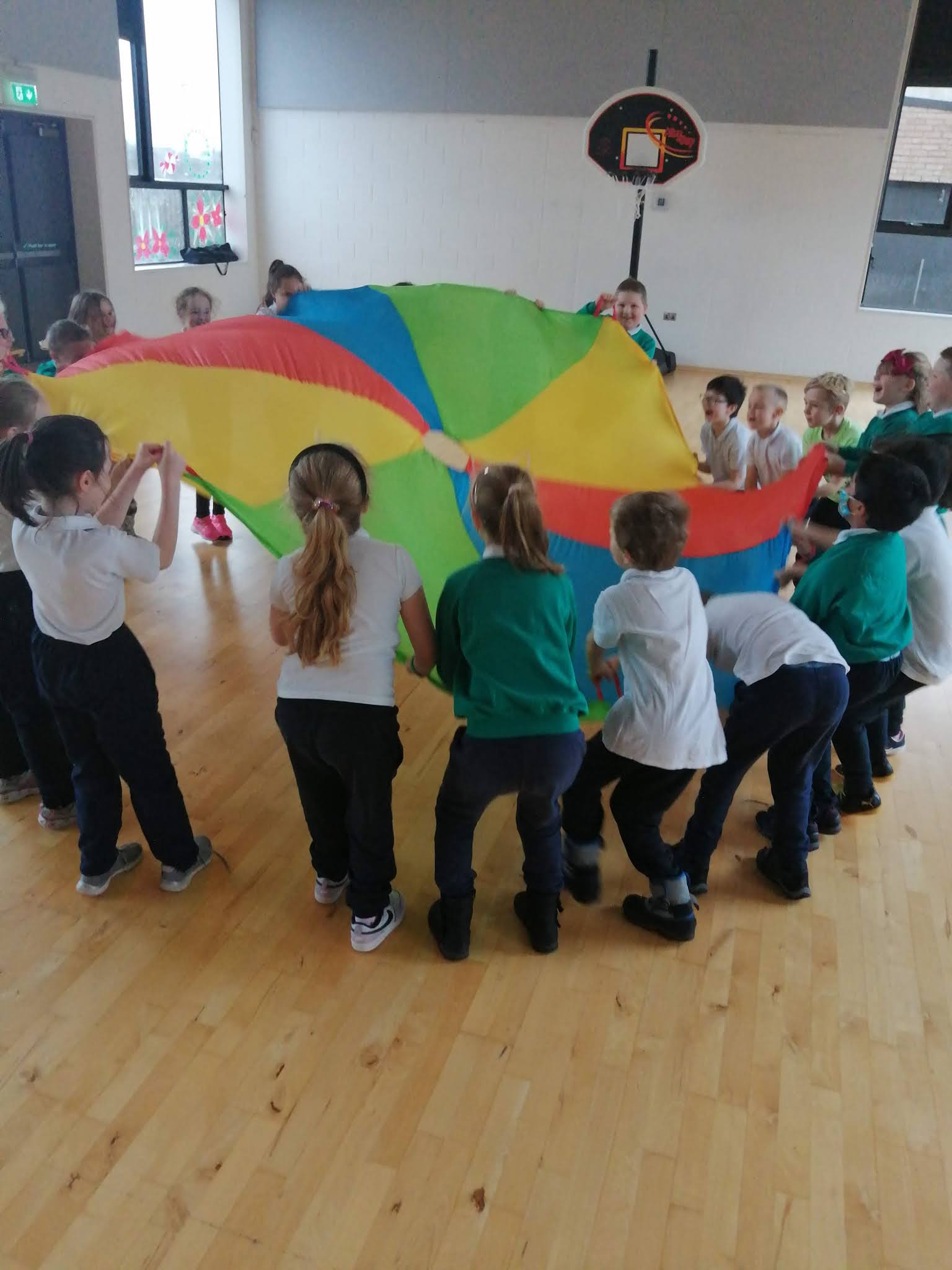 Múinteoir Elaine: Parachute Games for PE