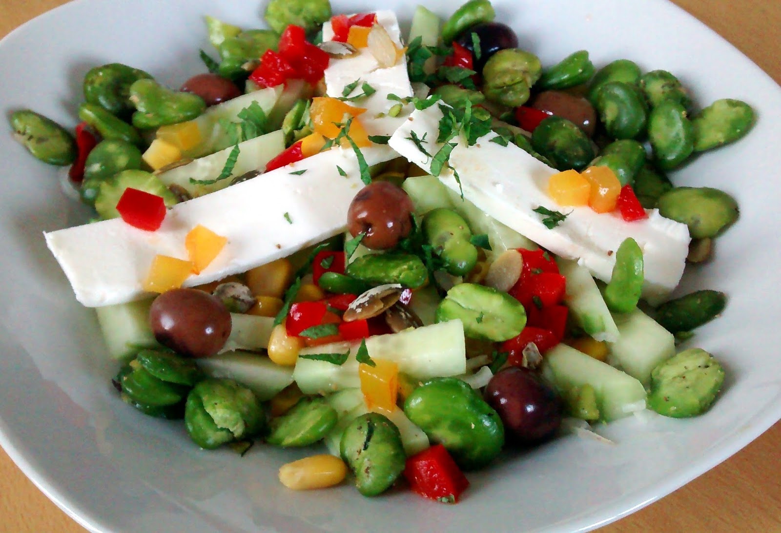 Petite cuisine gourmande: Salade de fèves à la grecque!
