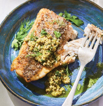 Barramundi a la plancha con salsa de aceitunas - Recetas Salud Y Mas