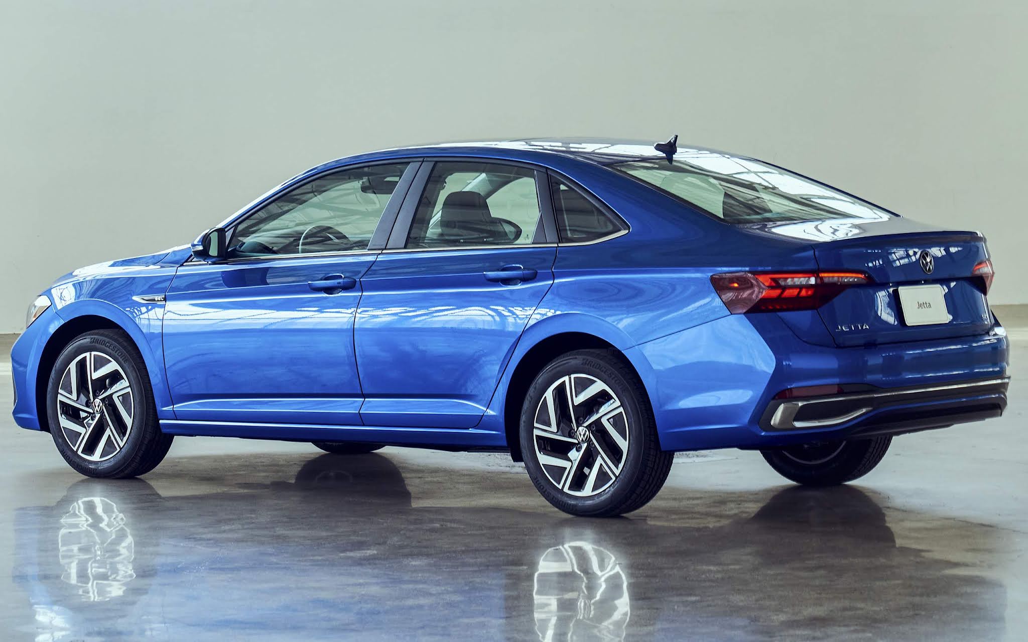 Volkswagen estuda lançar versão 100% elétrica do Jetta