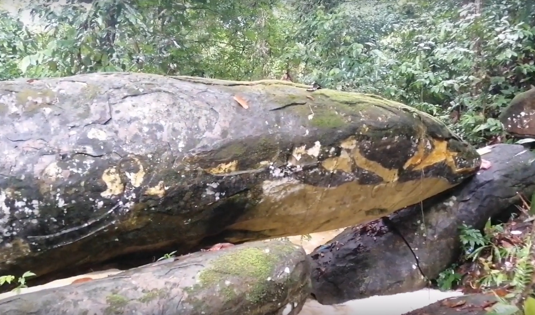 Batu Nabau, Legenda Ular Menjadi Batu - RiauMagz