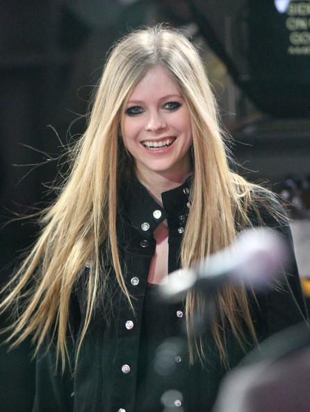 Hairstyle Photo: Avril Lavigne Long Straight Cut Hairstyle Photo