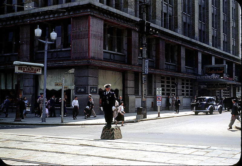 35 Fascinating Color Snaps Capture Everyday Life of Tokyo in the Early ...