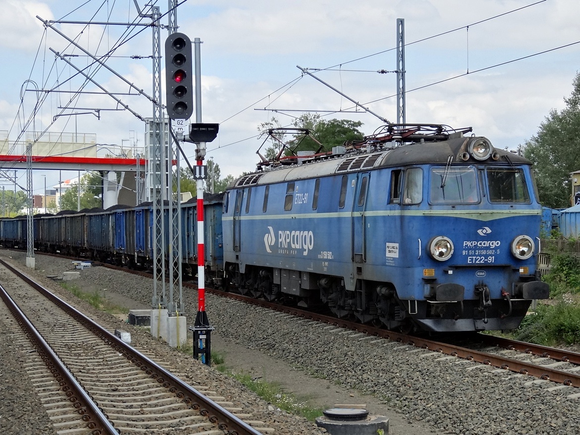 ET22-91 ze zgubionym zerem i z węglarkami na stacji Warszawa Okęcie | Torowy