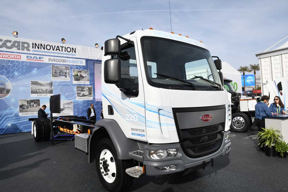 DIECIOCHO RUEDAS: PETERBILT ENTREGA SU PRIMER MODELO ELÉCTRICO 220EV A ...