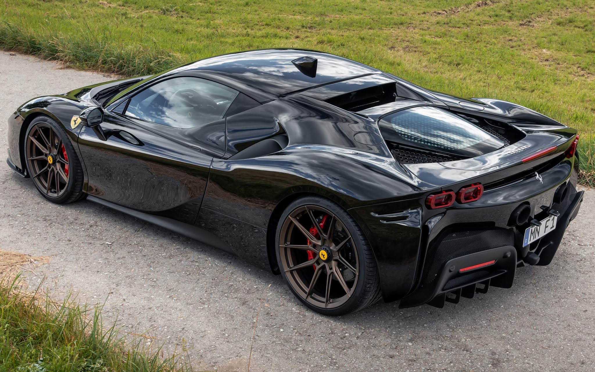 Ferrari SF90 Stradale preta Novitec: rebaixada e preparada com 1.047 cv