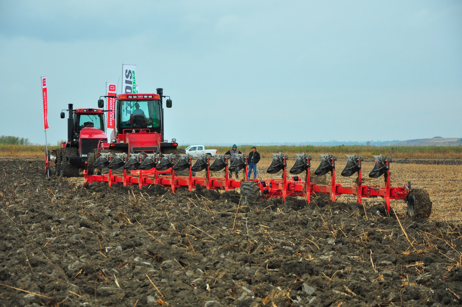 Masini Agricole: Plugul cu 14 trupite, cel mai mare din tara