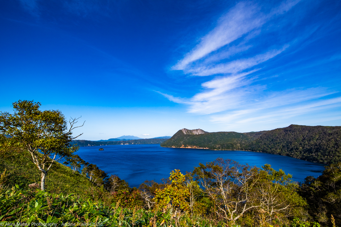 [Mt.Mashu in Hokkaido] Climbing Mt.Mashu overlooking the blue Lake ...