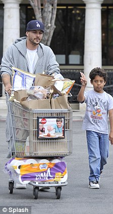 Kevin Federline World: Kevin Federline at a supermarket with Kori and Kaleb