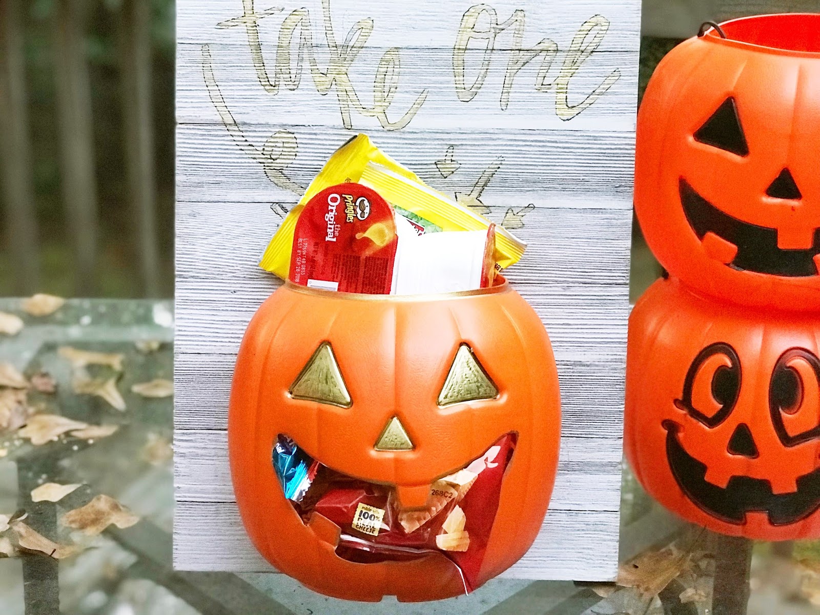 Easy-to-Make Jack-O-Lantern Snack Holders Just in Time for Halloween ...