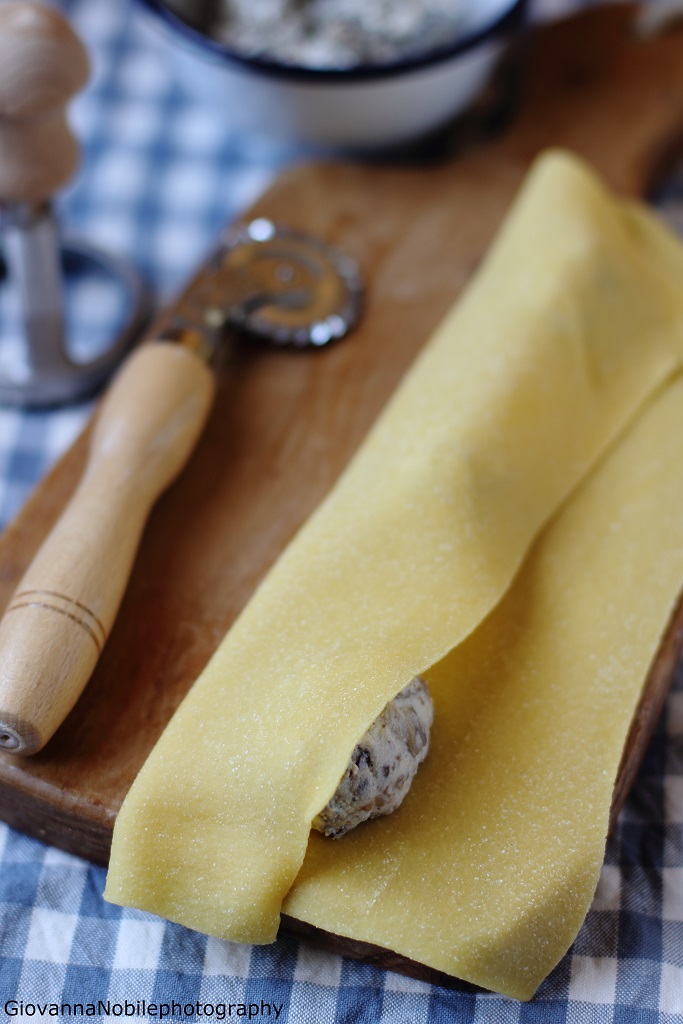 Ravioli con ricotta di pecora, funghi champignon e nocciole tostate ...