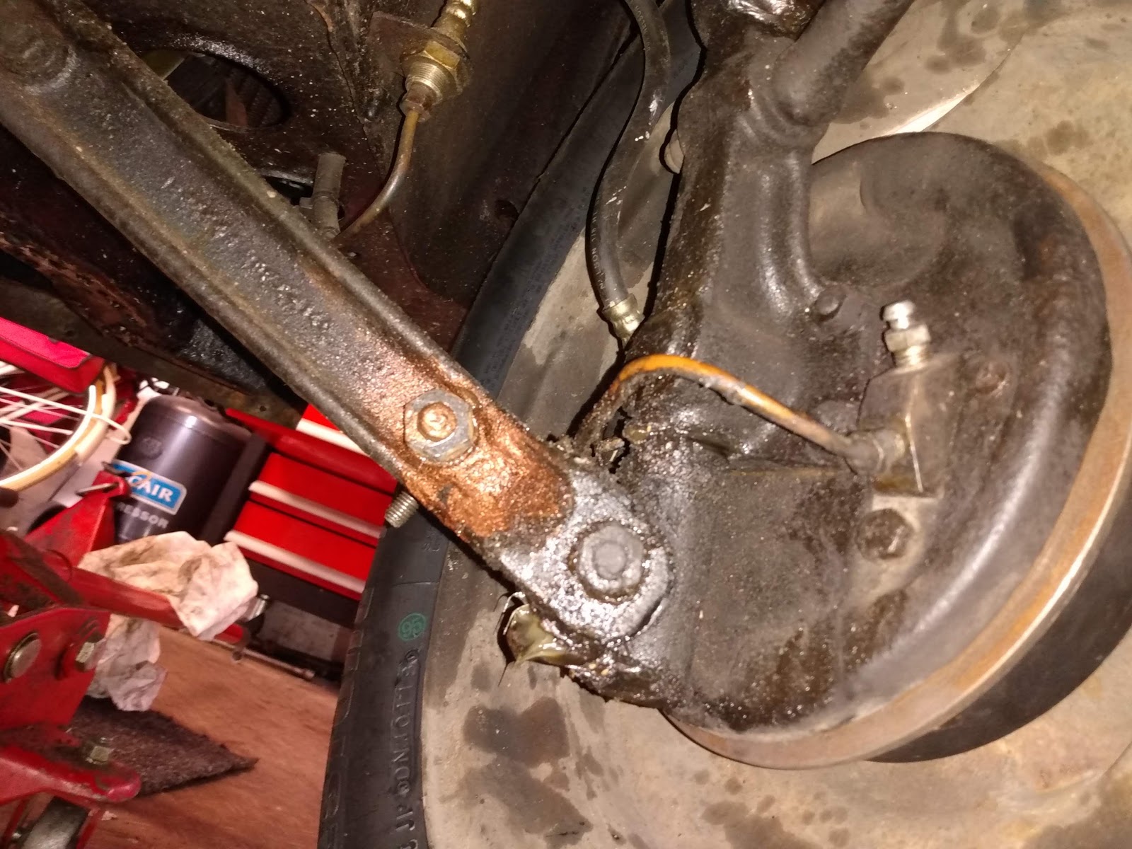 RustyDaytrips.nl: Morris Minor tapered front hub bearings.